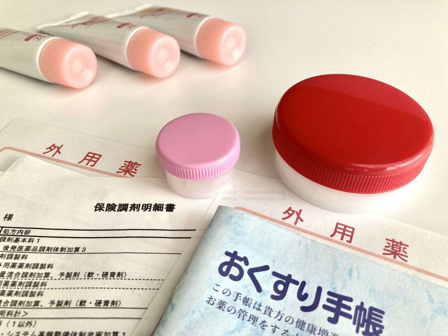 【強さ一覧】ステロイド軟膏のランク早見表｜弱い・中等度・強いの使い分けと副作用を徹底解説 - オンライン診療ならウチカラクリニック